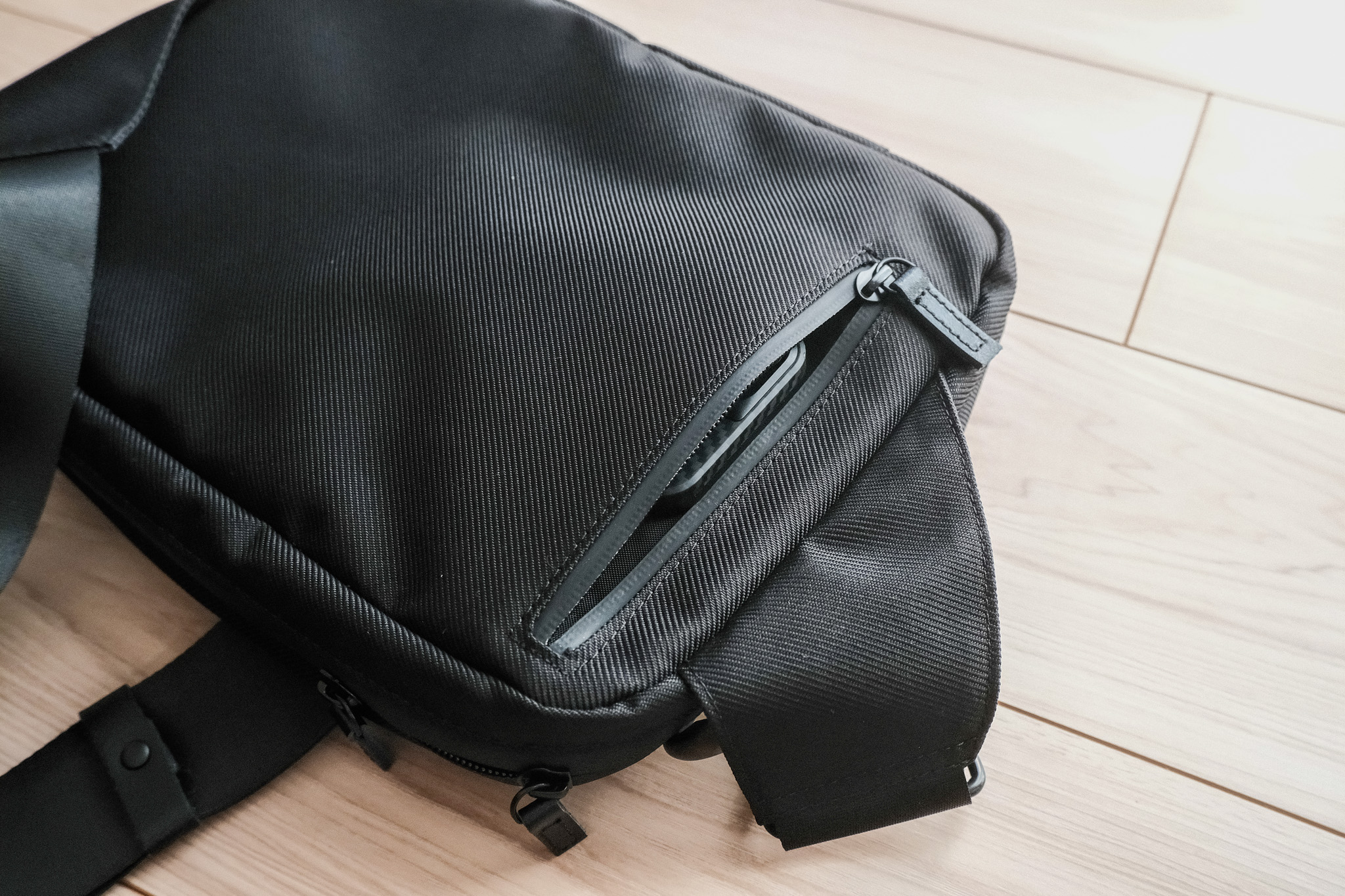 drip | iPadをもっと快適に持ち運ぶバッグ「HALF DAYPACK」レビュー | monoffee