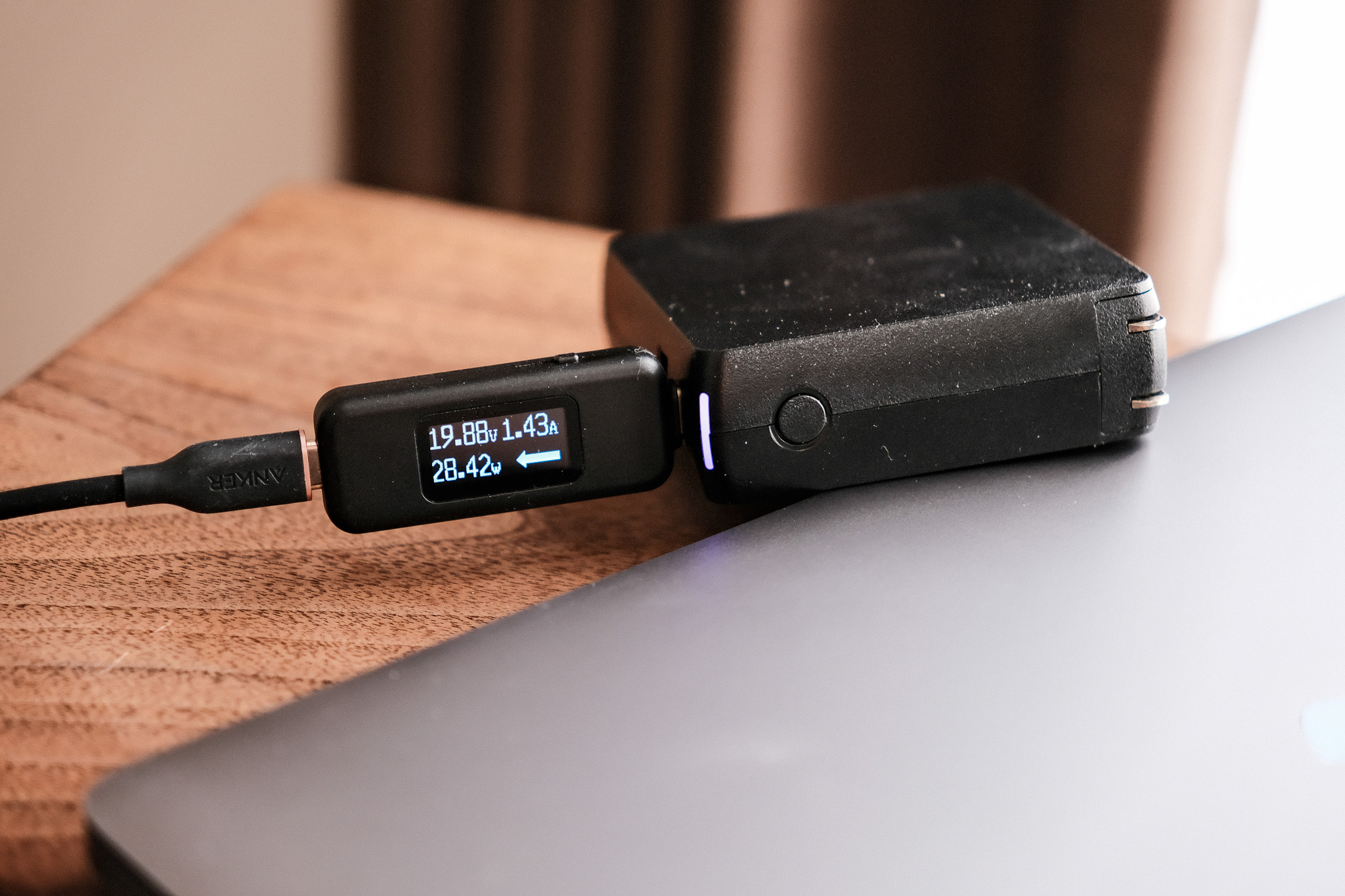 スマホもPCもこれ一つで。高出力ACプラグ付きモバイルバッテリー「SMARTCOBY Pro PLUG」レビュー | monoffee