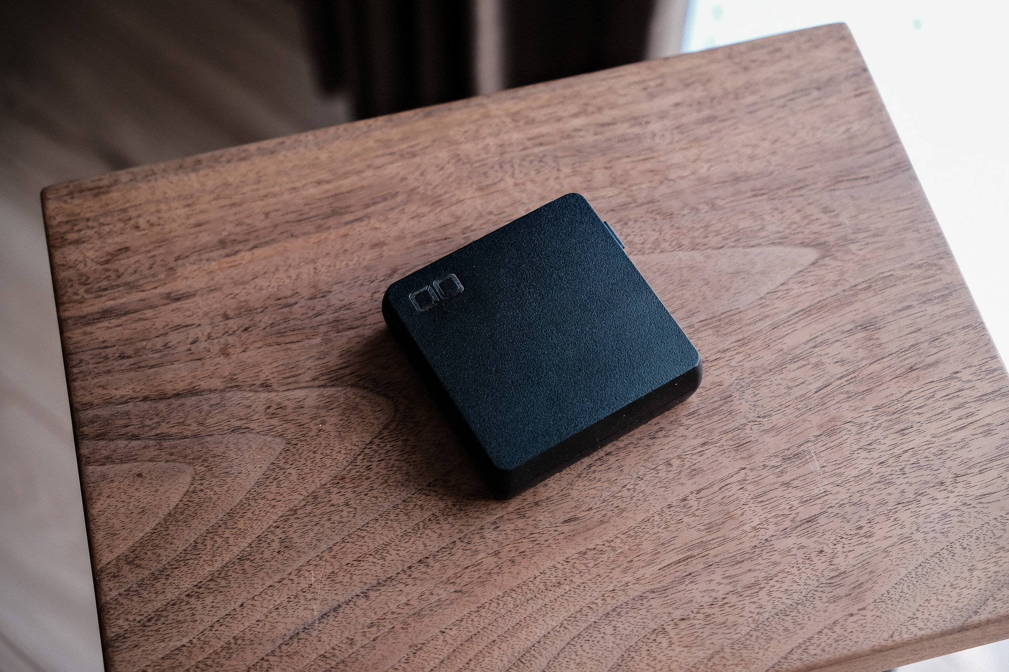 スマホもPCもこれ一つで。高出力ACプラグ付きモバイルバッテリー「SMARTCOBY Pro PLUG」レビュー | monoffee