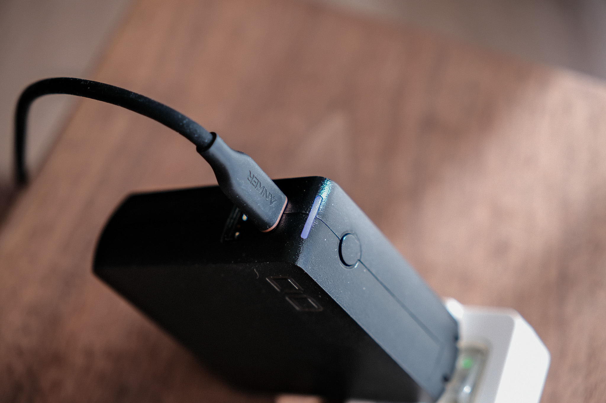 スマホもPCもこれ一つで。高出力ACプラグ付きモバイルバッテリー「SMARTCOBY Pro PLUG」レビュー | monoffee