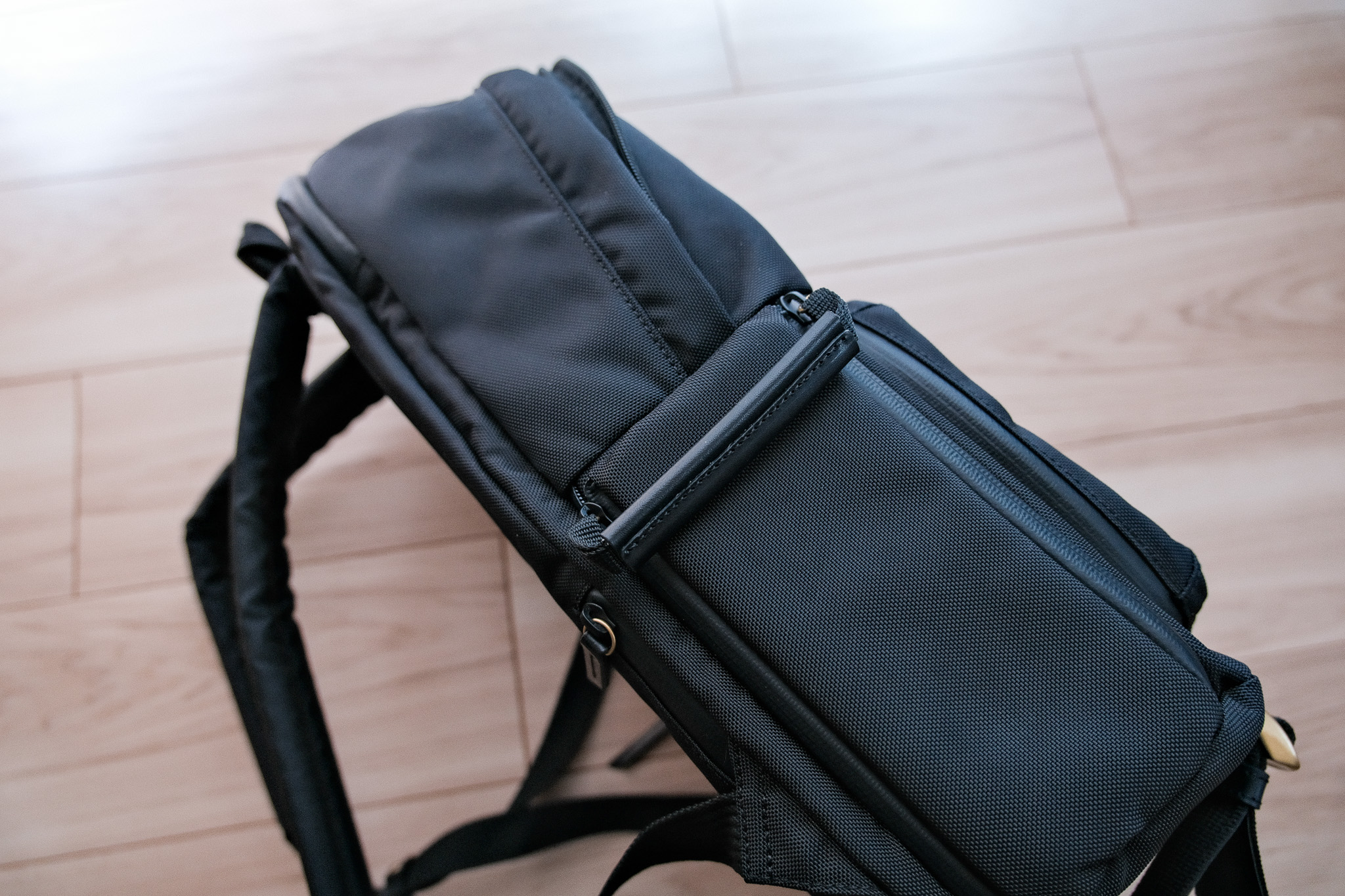 drip | カジュアルなのに高機能。2階建て構造のカメラバッグ「FLOORPACK FLEX」レビュー | monoffee