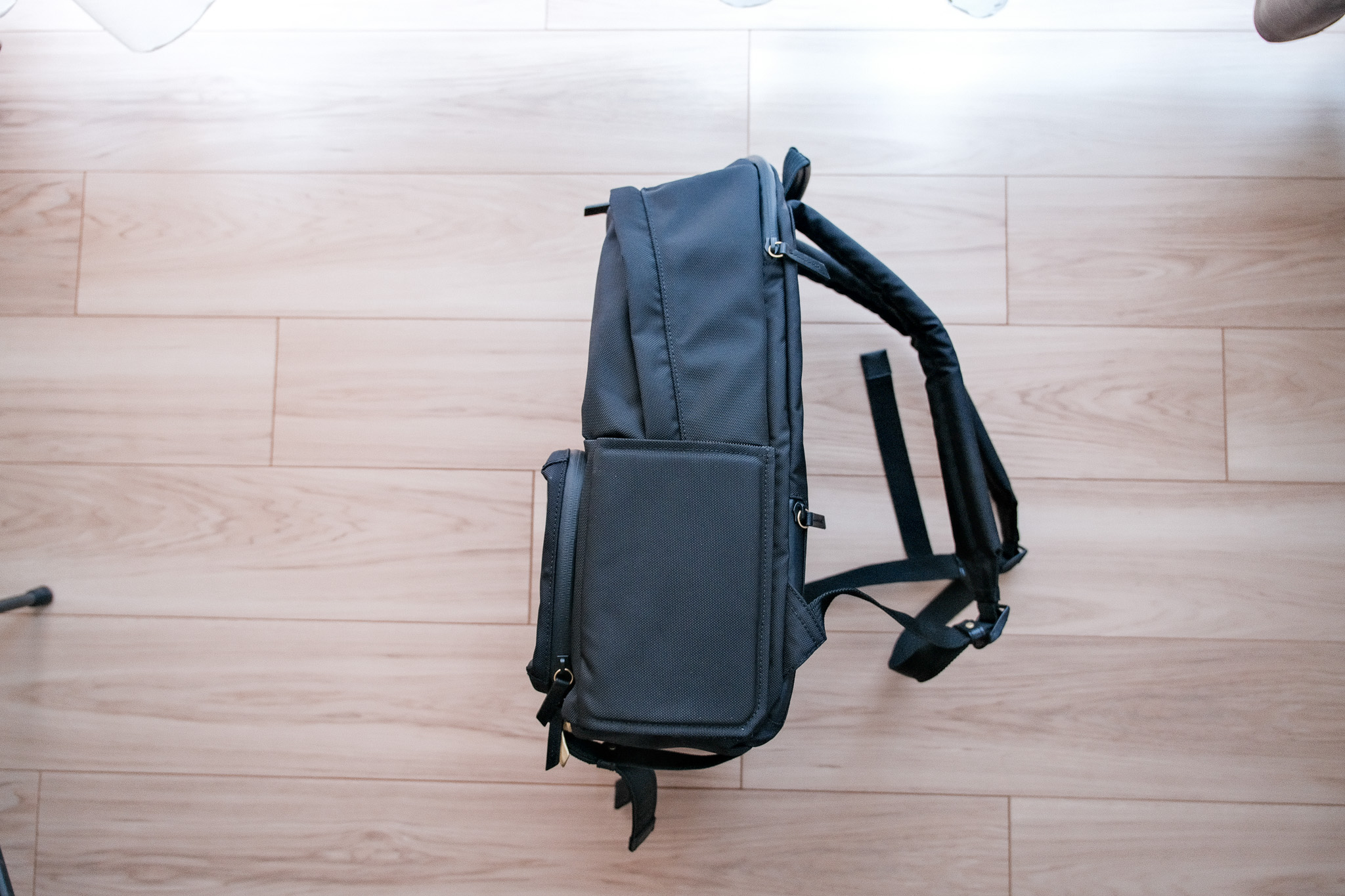 drip | カジュアルなのに高機能。2階建て構造のカメラバッグ「FLOORPACK FLEX」レビュー | monoffee