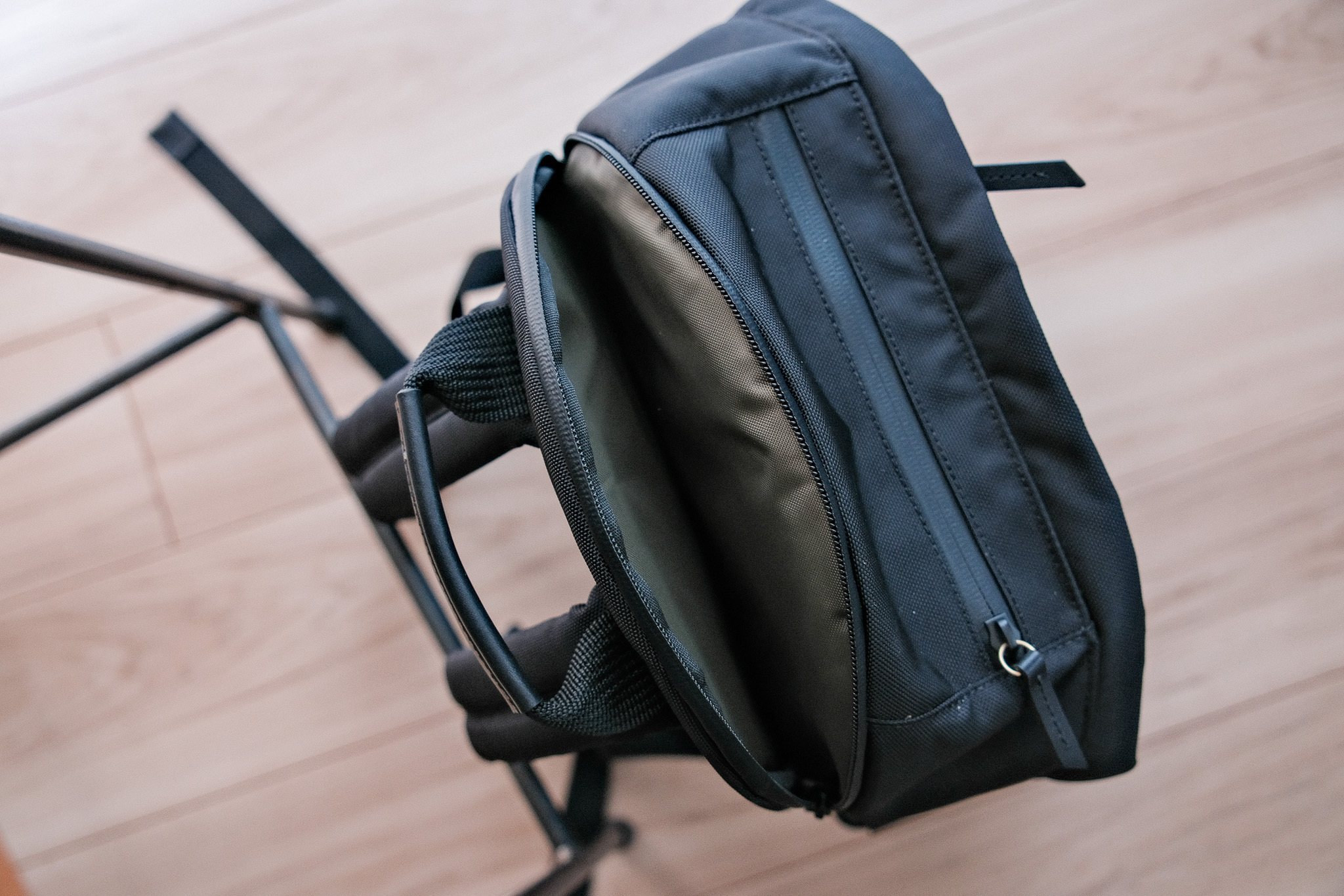 drip | カジュアルなのに高機能。2階建て構造のカメラバッグ「FLOORPACK FLEX」レビュー | monoffee