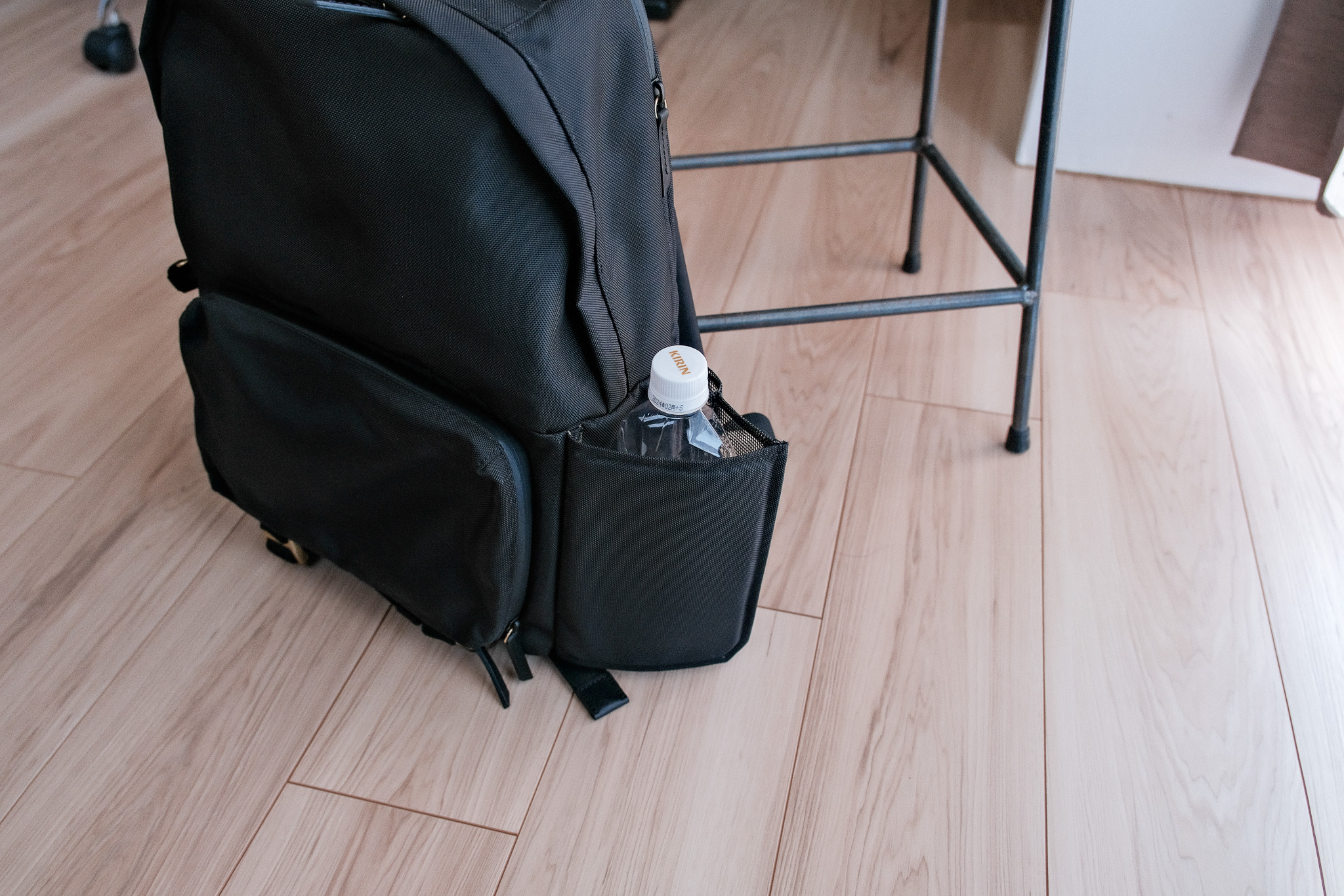 drip | カジュアルなのに高機能。2階建て構造のカメラバッグ「FLOORPACK FLEX」レビュー | monoffee