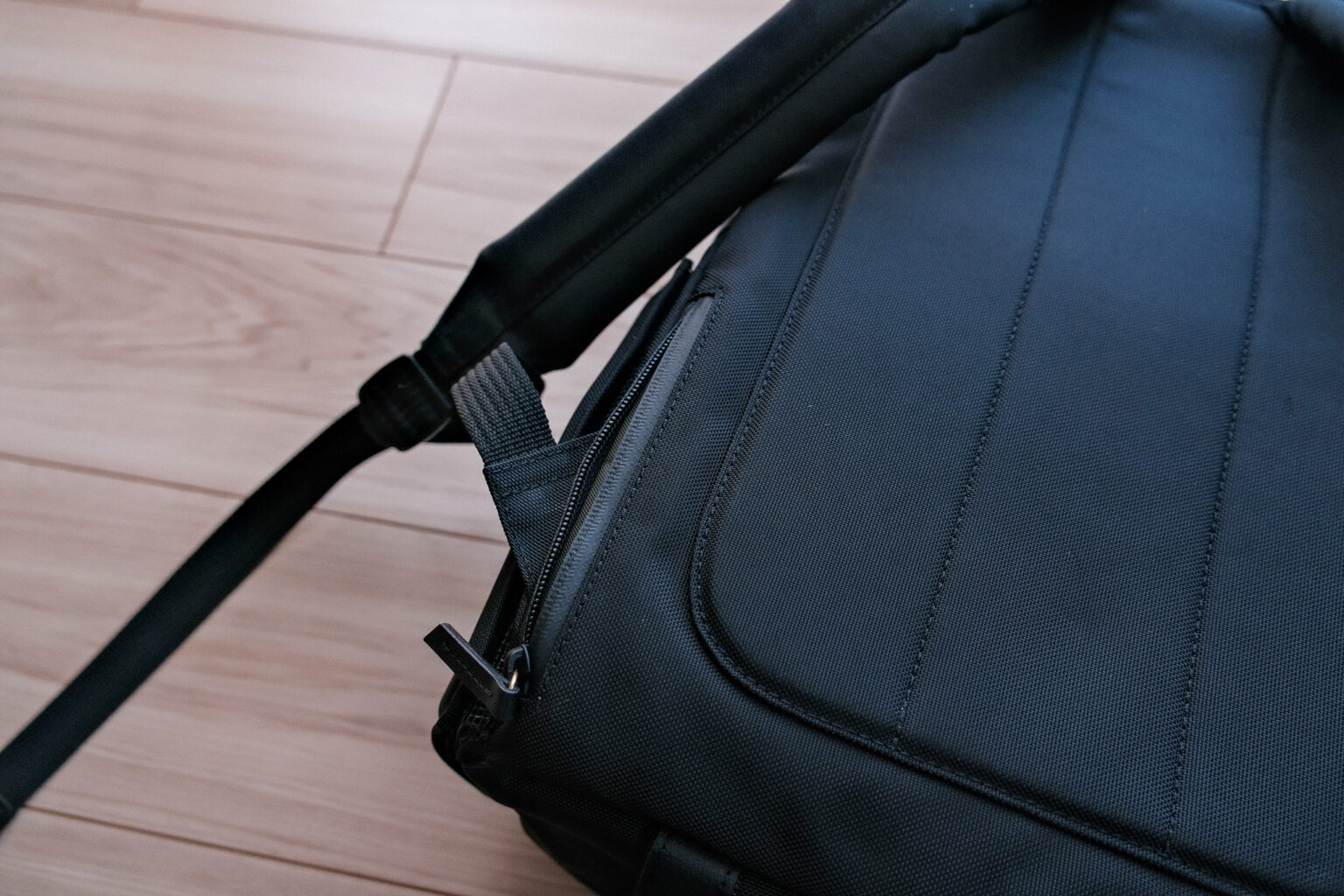 drip | カジュアルなのに高機能。2階建て構造のカメラバッグ「FLOORPACK FLEX」レビュー | monoffee