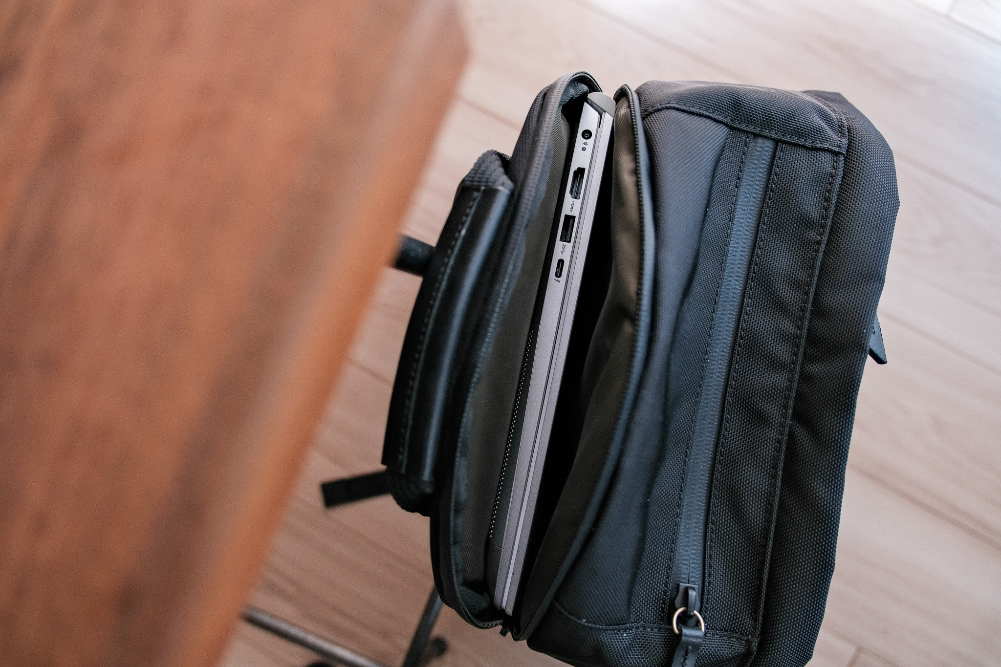 drip | カジュアルなのに高機能。2階建て構造のカメラバッグ「FLOORPACK FLEX」レビュー | monoffee