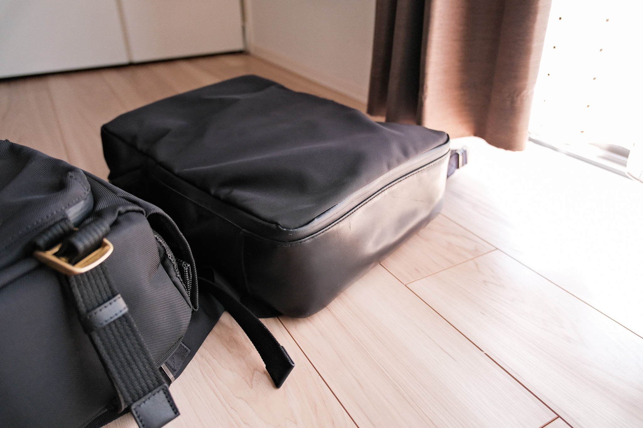 drip | カジュアルなのに高機能。2階建て構造のカメラバッグ「FLOORPACK FLEX」レビュー | monoffee