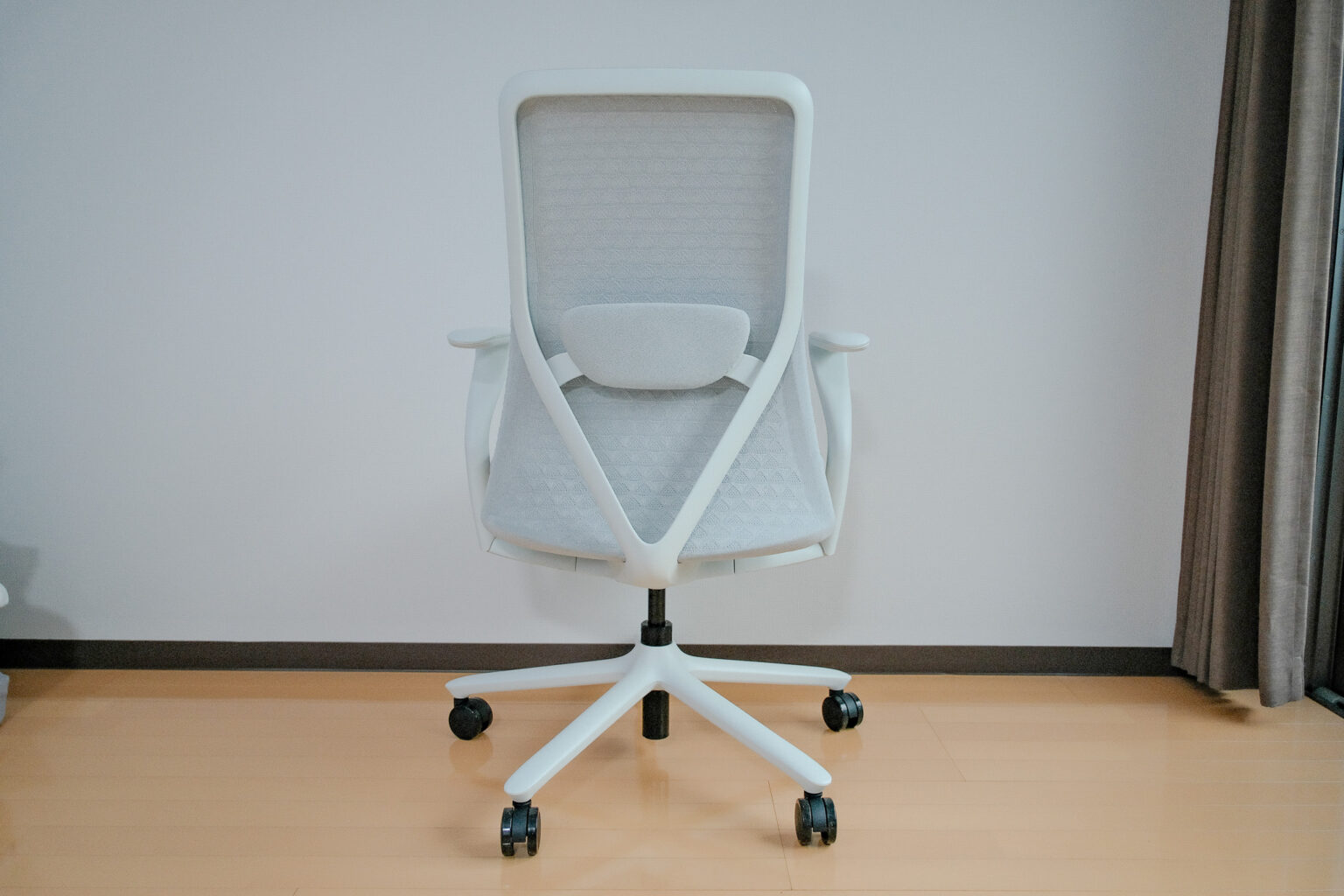 デスク作業をもっと快適に。彫像のような芸術的デザインが美しいオフィスチェア「FLEXISPOT BS13」レビュー | monoffee