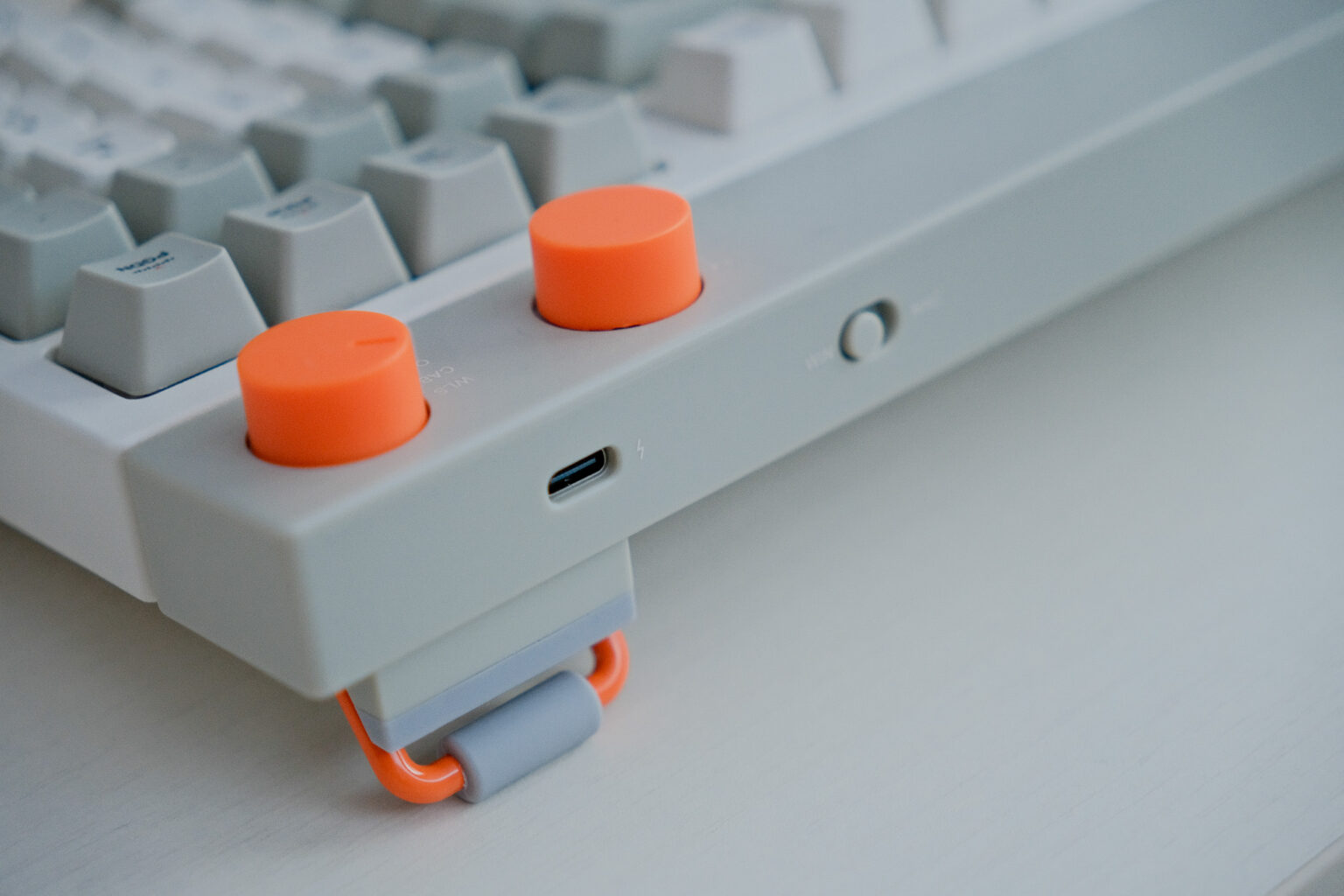 レトロとモダンの調和が美しい！打鍵感・ディティールにこだわり抜いたメカニカルキーボード「LOFREE BLOCK」レビュー | monoffee