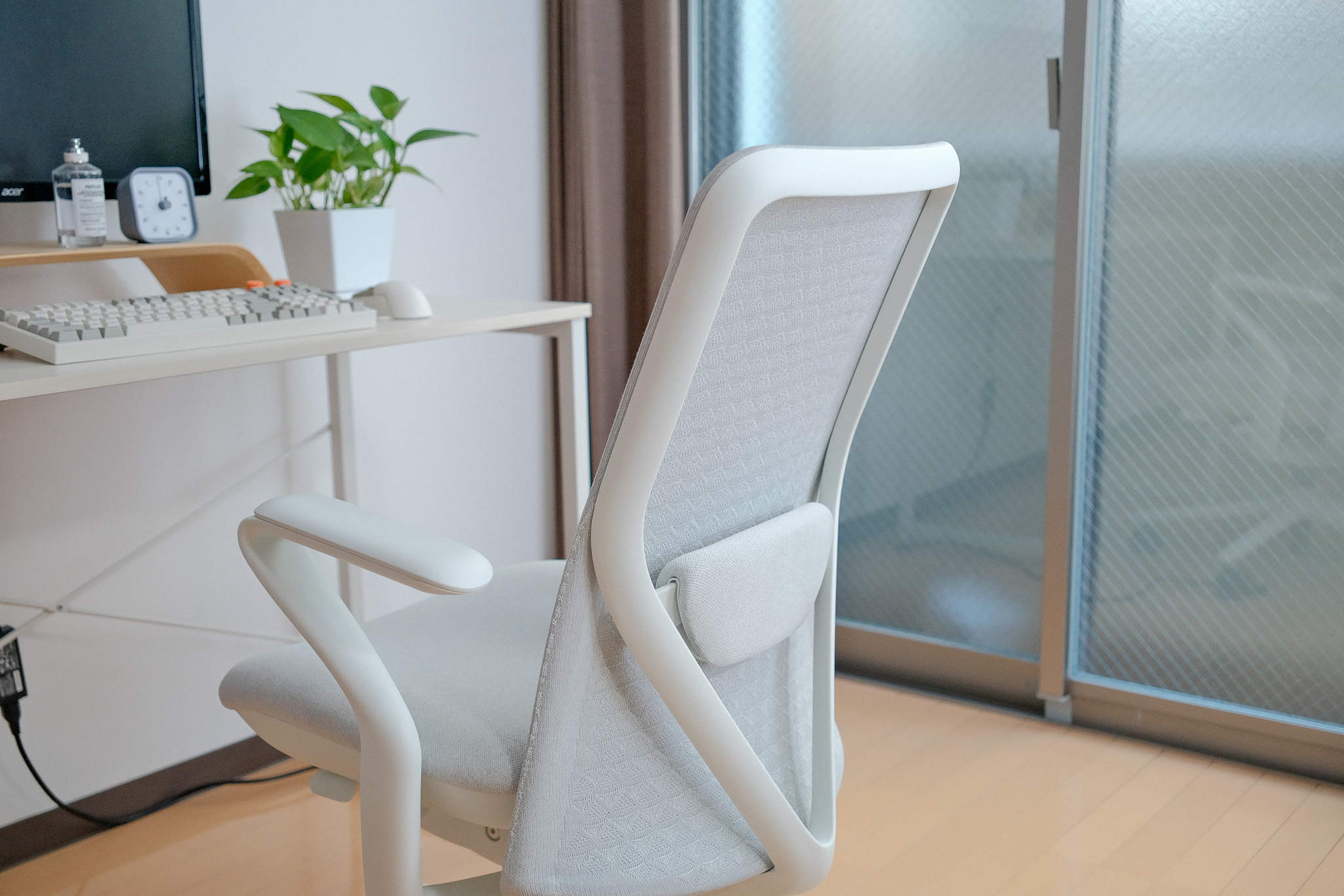 デスク作業をもっと快適に。彫像のような芸術的デザインが美しいオフィスチェア「FLEXISPOT BS13」レビュー | monoffee