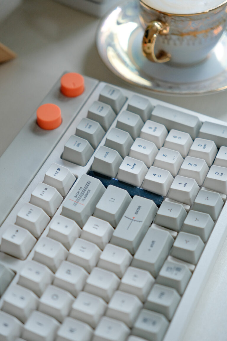 レトロとモダンの調和が美しい！打鍵感・ディティールにこだわり抜いたメカニカルキーボード「LOFREE BLOCK」レビュー | monoffee